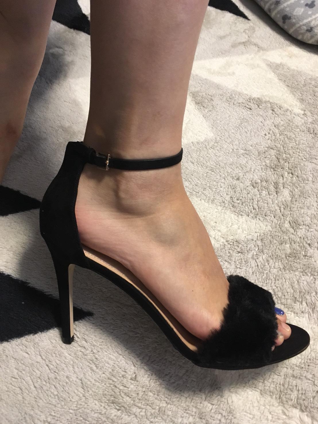 Would You Kiss Her Feet Scrolller