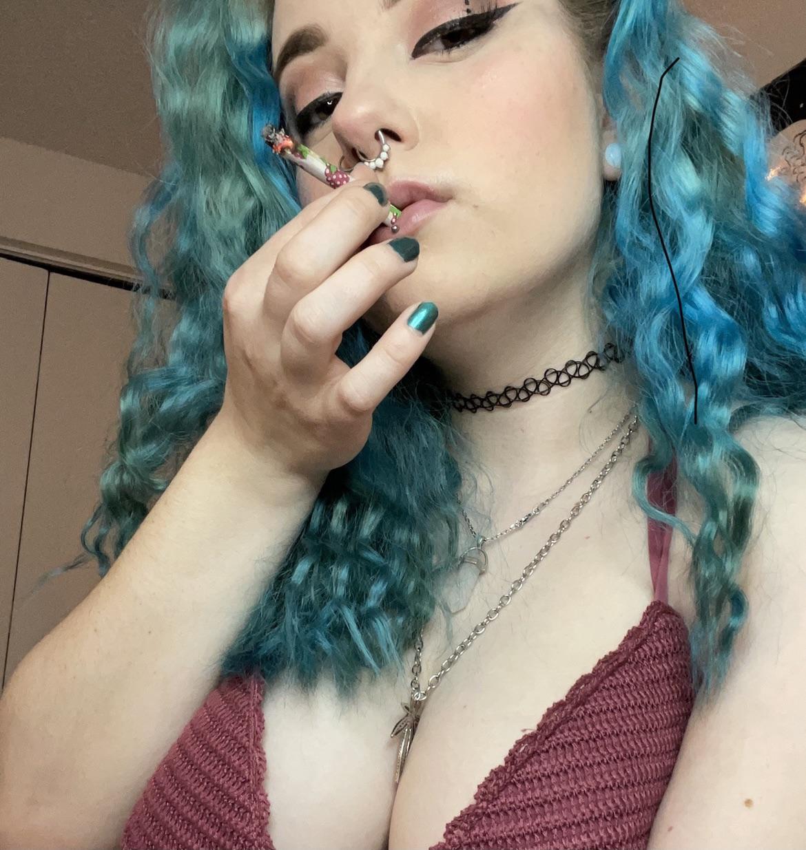 Would you let a messy mermaid smoke you out? | Scrolller