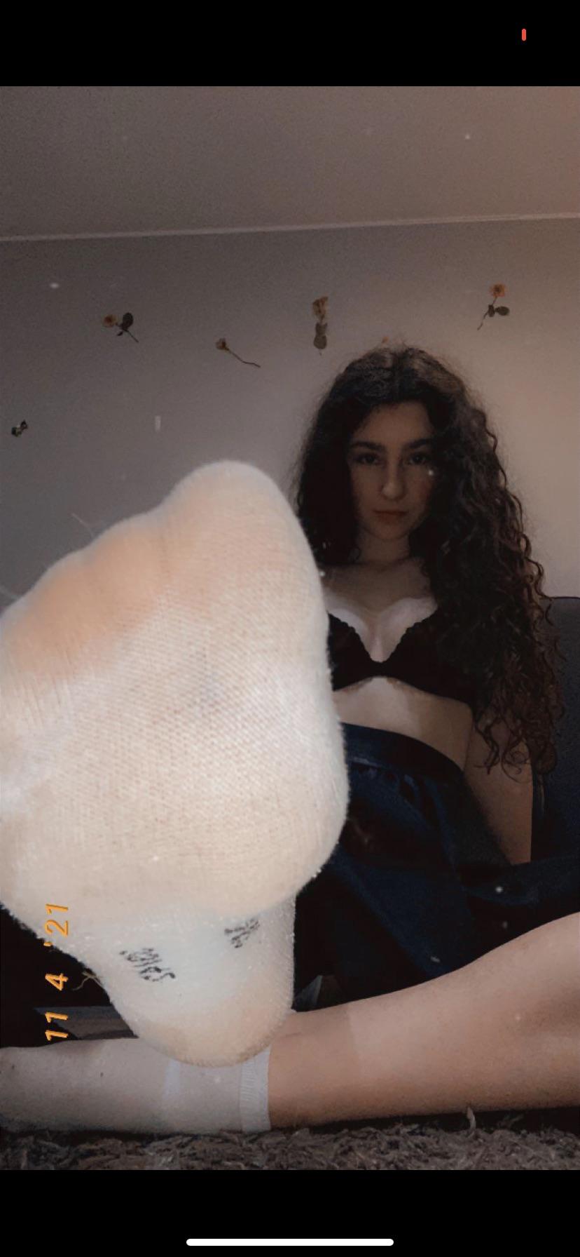 Would you lick my feet? Id give you a blow job for that😜 | Scrolller