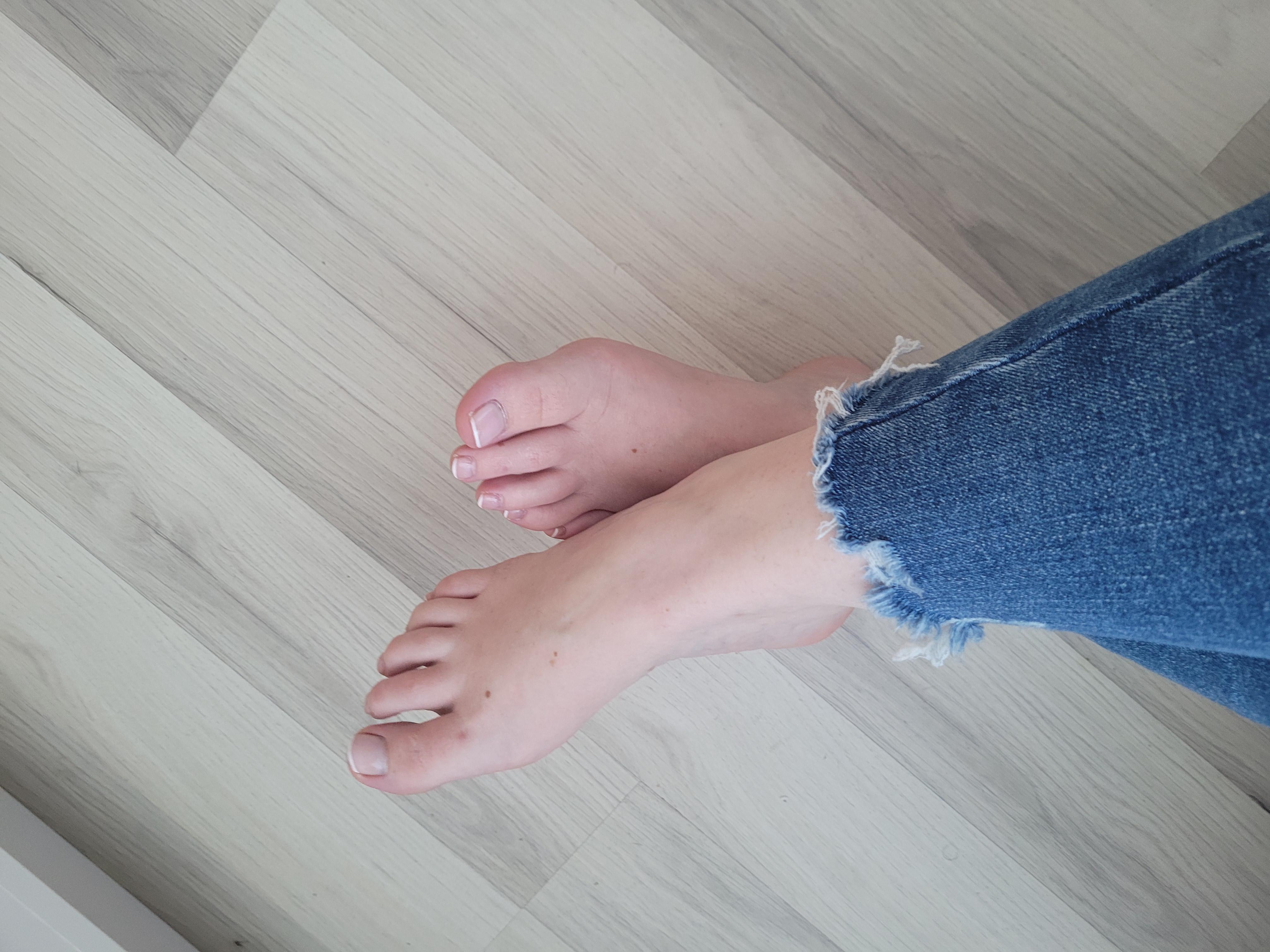Would you suck my big toe and tickle my arches? x | Scrolller