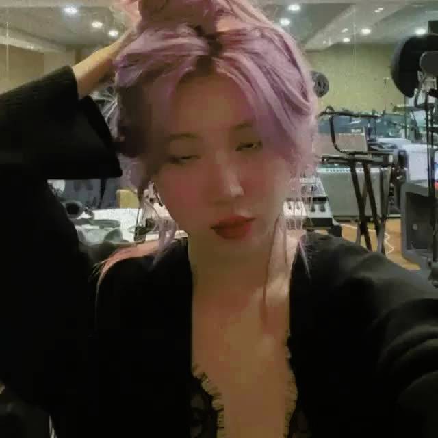 Yerin Baek's cleavage | Scrolller