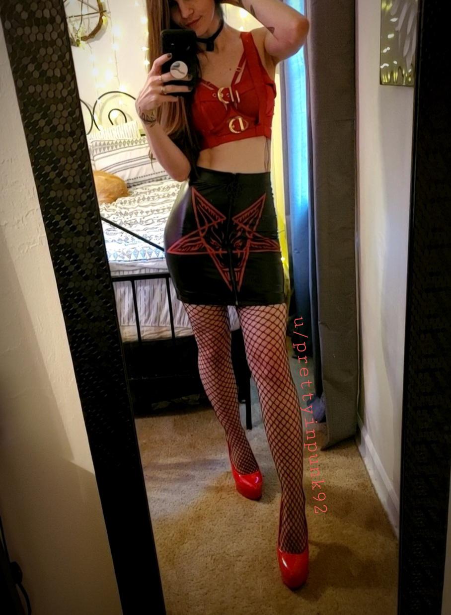 You know you want to pull down that zipper | Scrolller