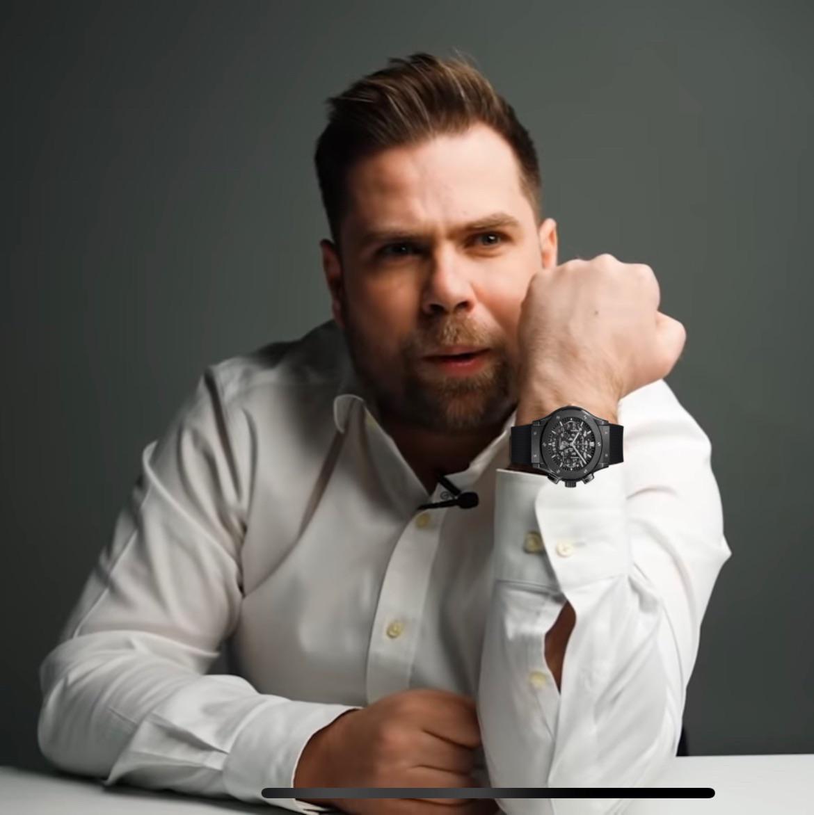 You thought we wouldn’t notice your watch | Scrolller