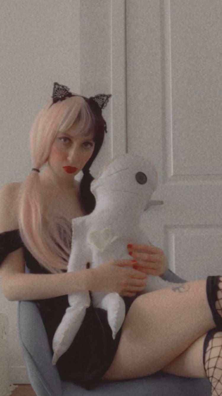 Bow down to your alt queen | Scrolller