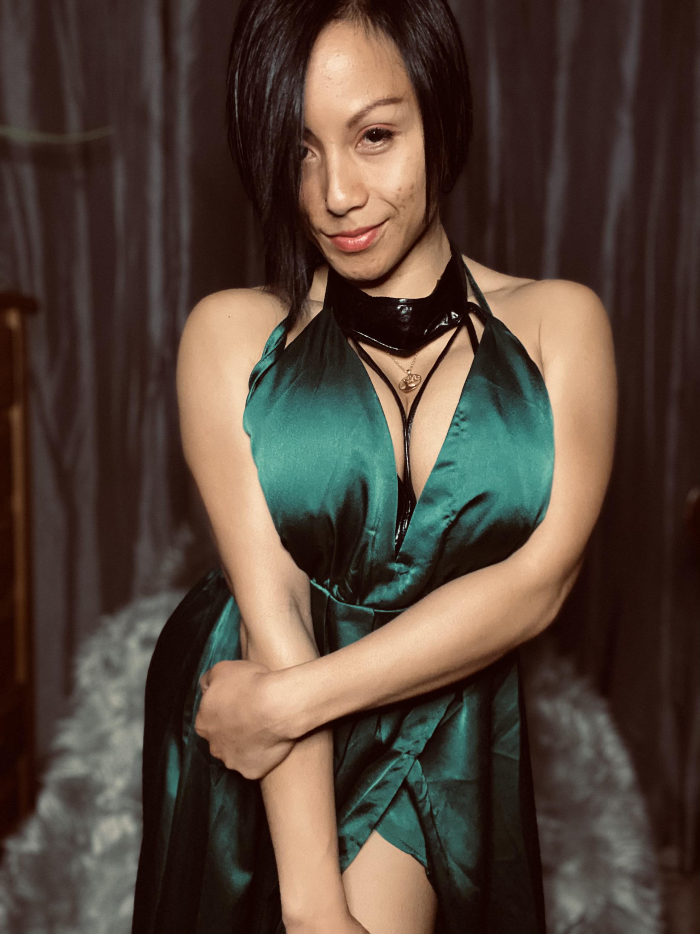 Right in between my fake tits 👅🍈🍈 | Scrolller