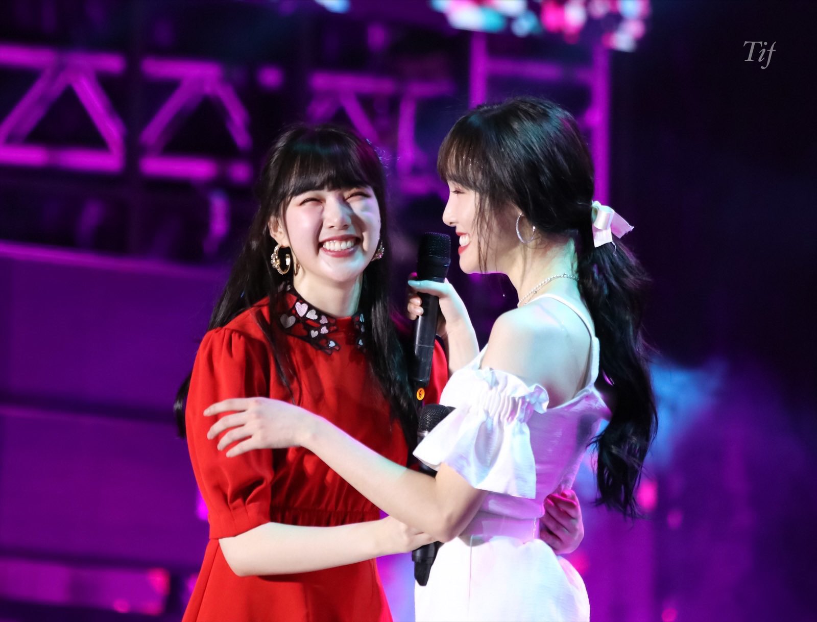 Yuju and Yerin's eye smiles! | Scrolller