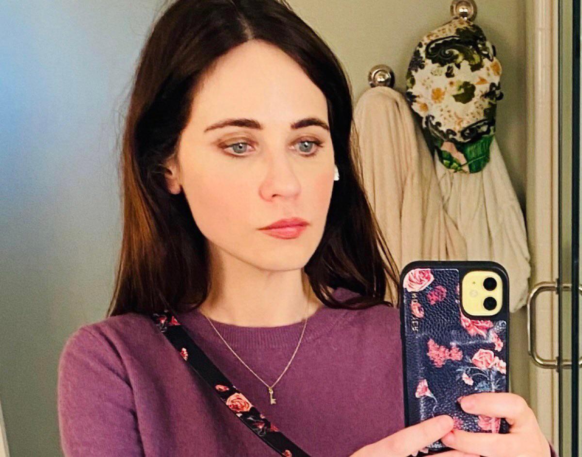 Zooey Deschanel proves that she has a forehead | Scrolller