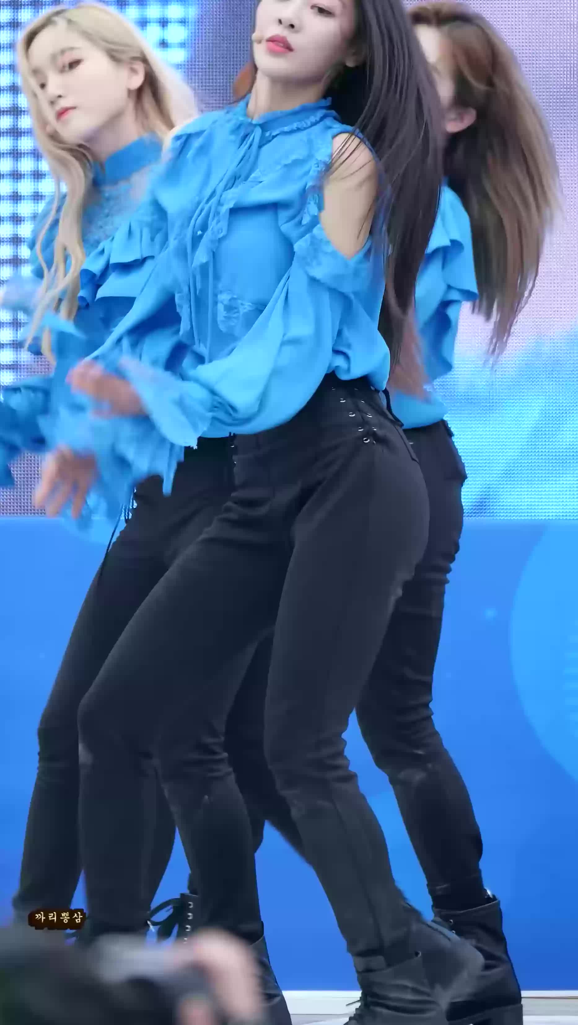 Loona - Yves | Scrolller