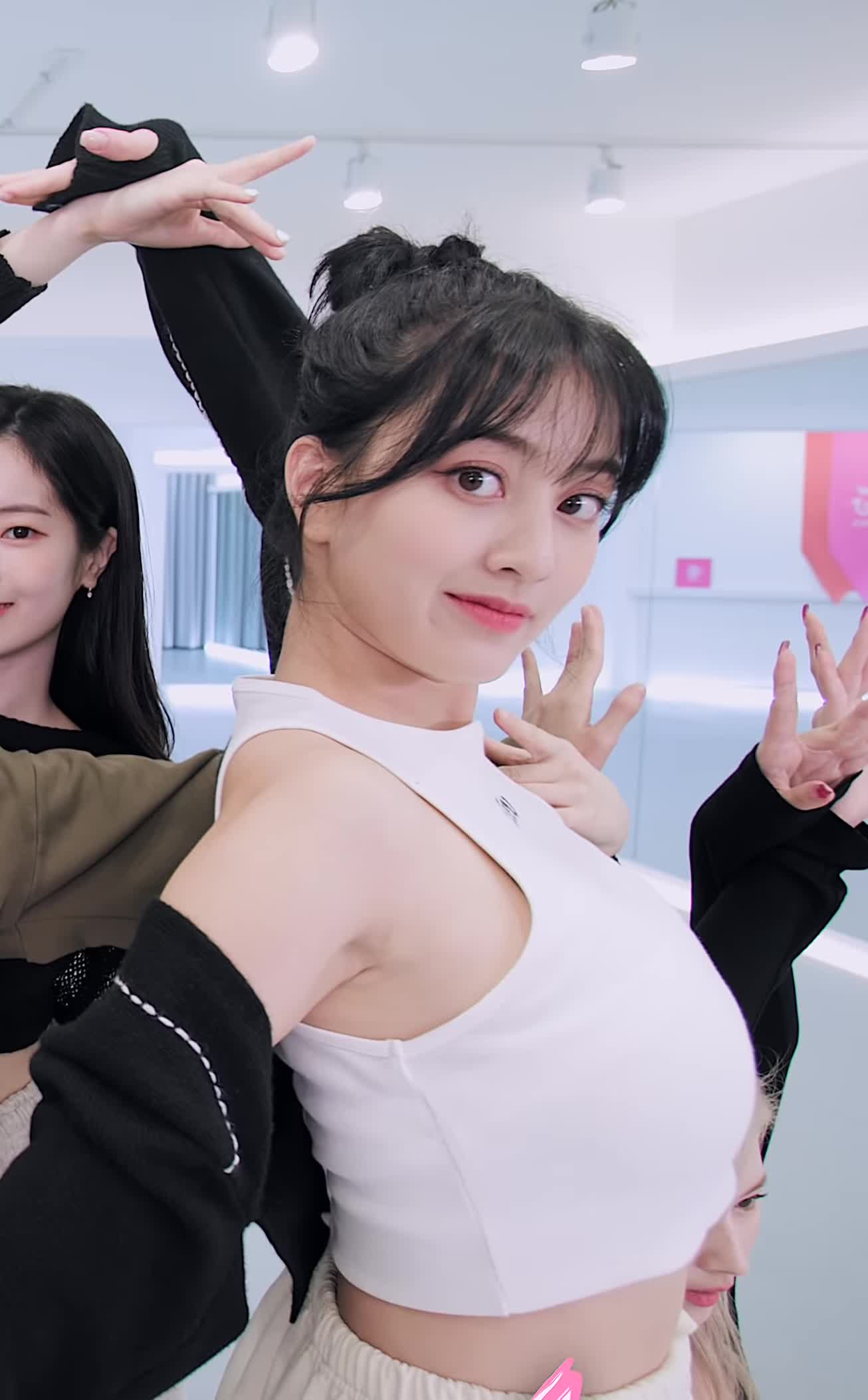 Twice - Momo & Jihyo | Scrolller