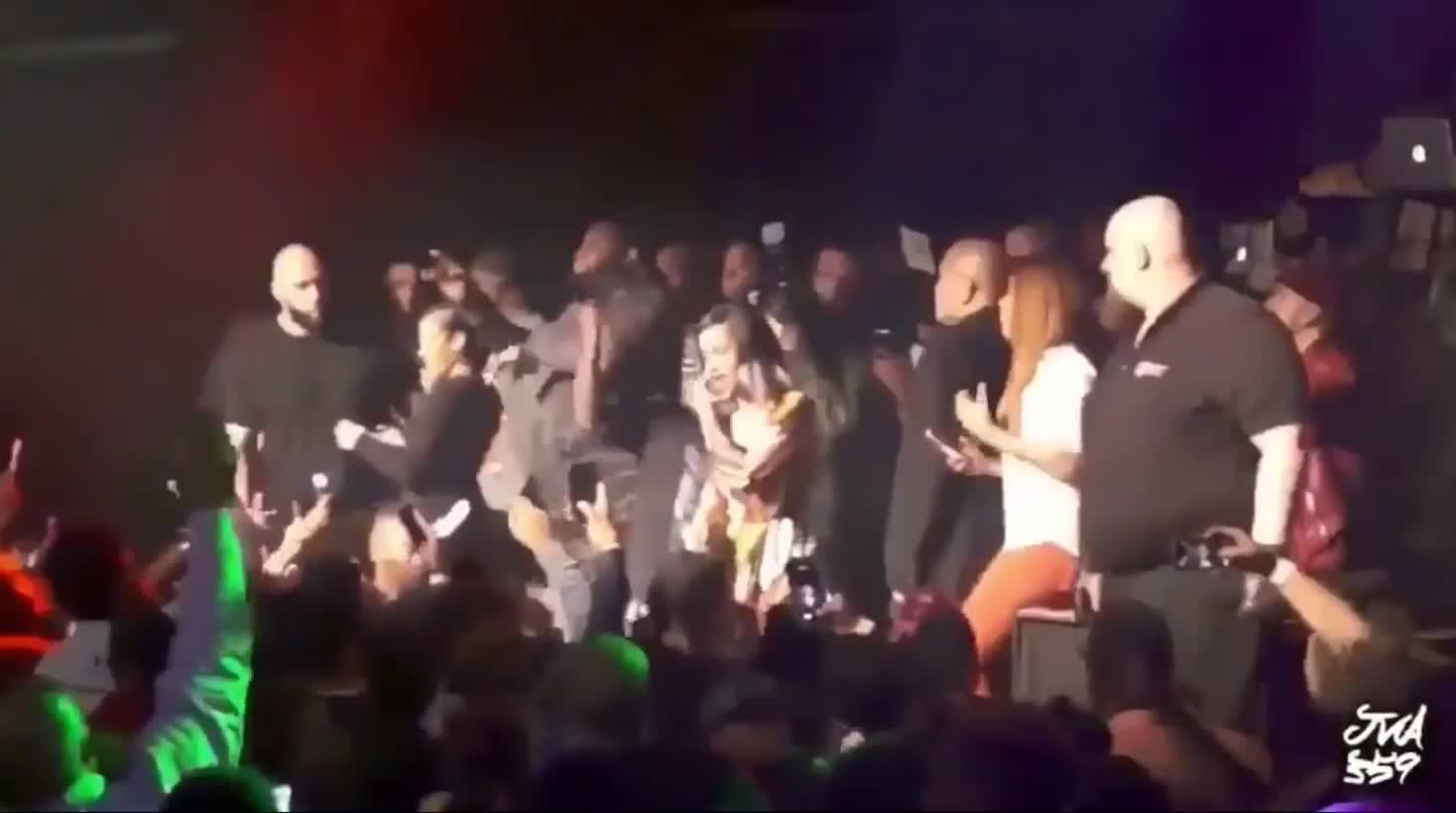 Cardi B letting her fans grope her | Scrolller