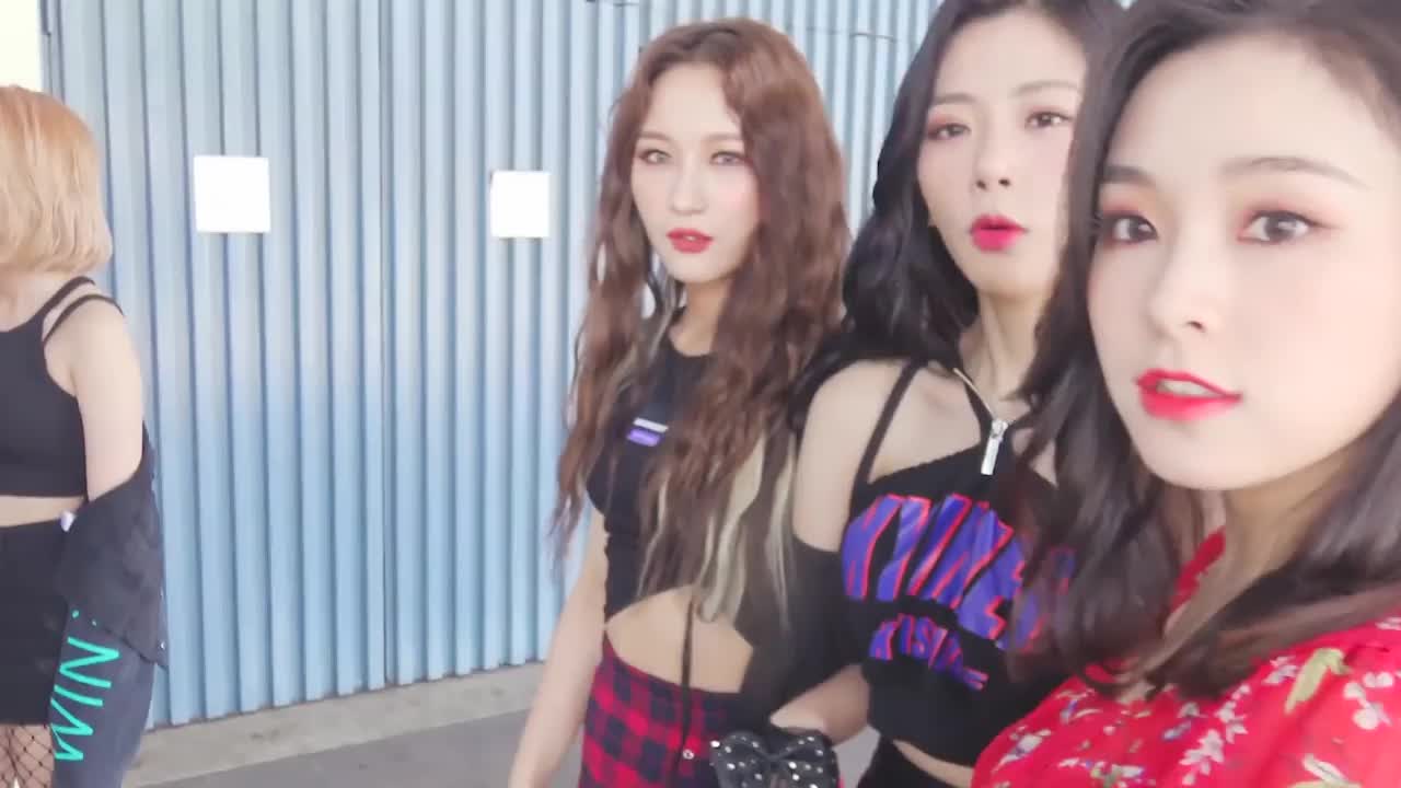 JiU, Siyeon, Yoohyeon, Dami and Gahyeon's look during KCON 2018 LA | Scrolller