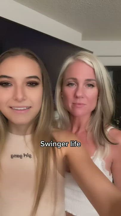 Sexy Hot Mom Scrolller
