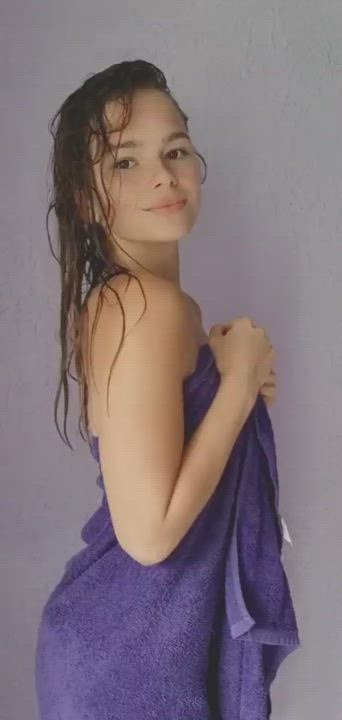 Petite girl drops her towel | Scrolller