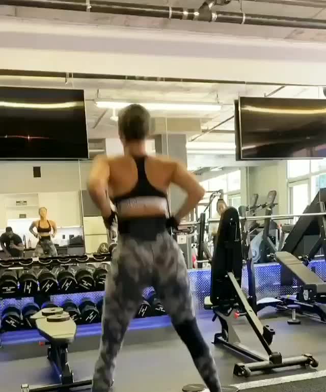 Wiggle Wiggle | Scrolller