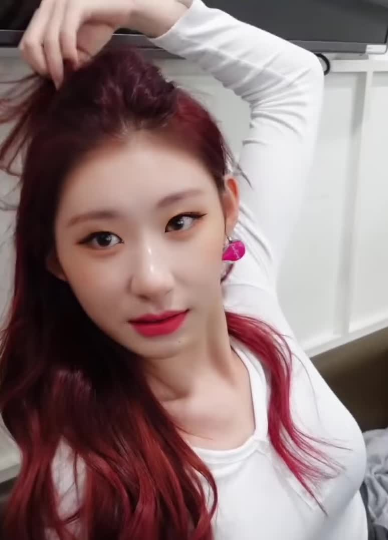 ITZY - Chaeryeong & Yeji | Scrolller