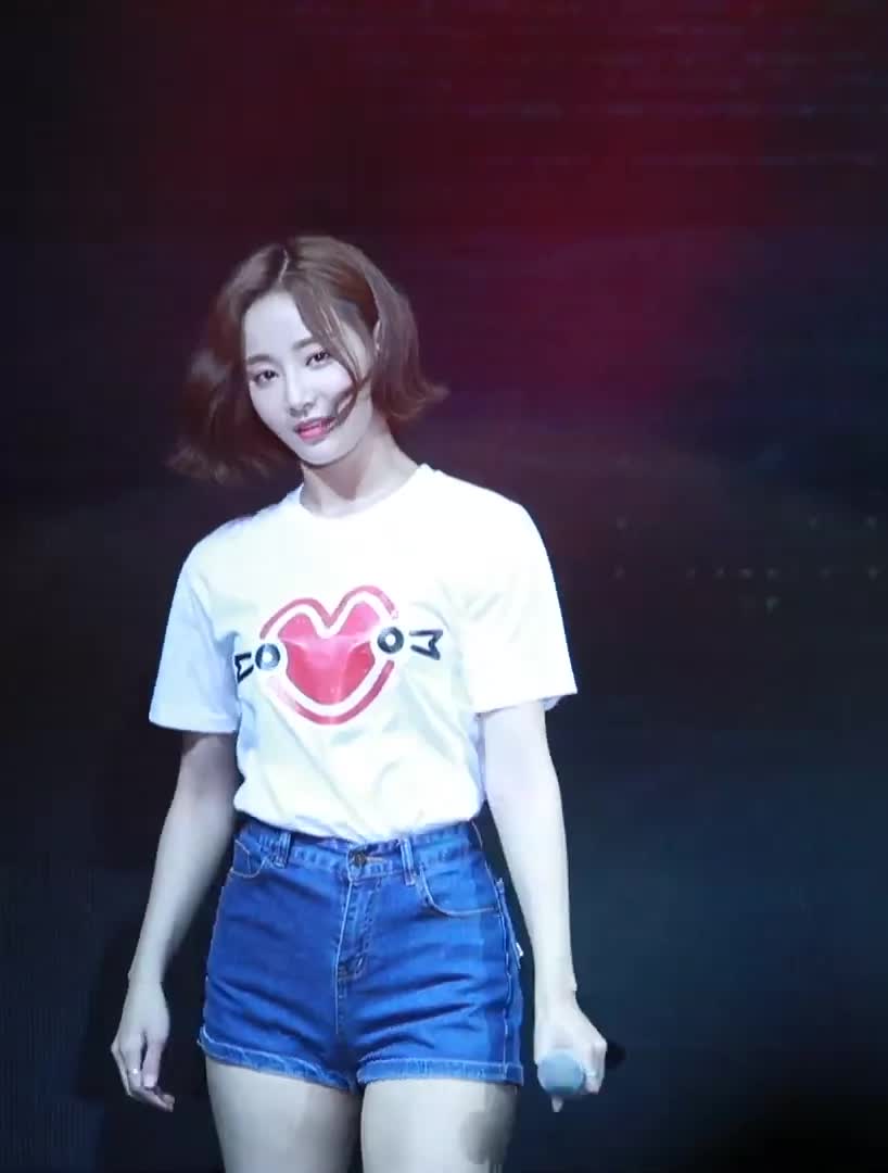 Momoland - Yeonwoo | Scrolller