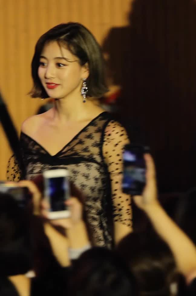 Jihyo - b&w dress | Scrolller