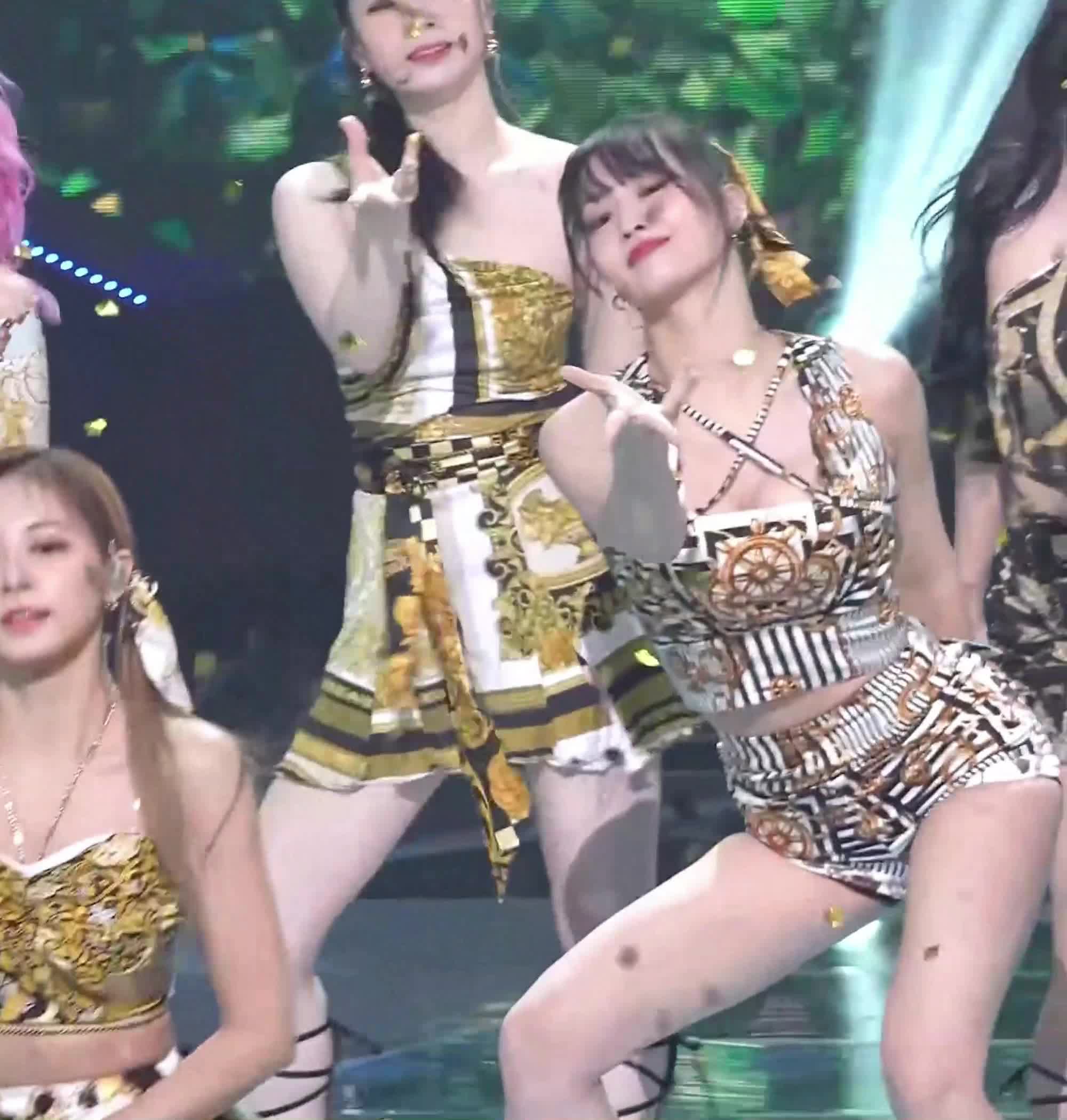 Momo - yellow, black & white outfit, alcohol free performance, 210620, KNN SBS Inkigayo | Scrolller