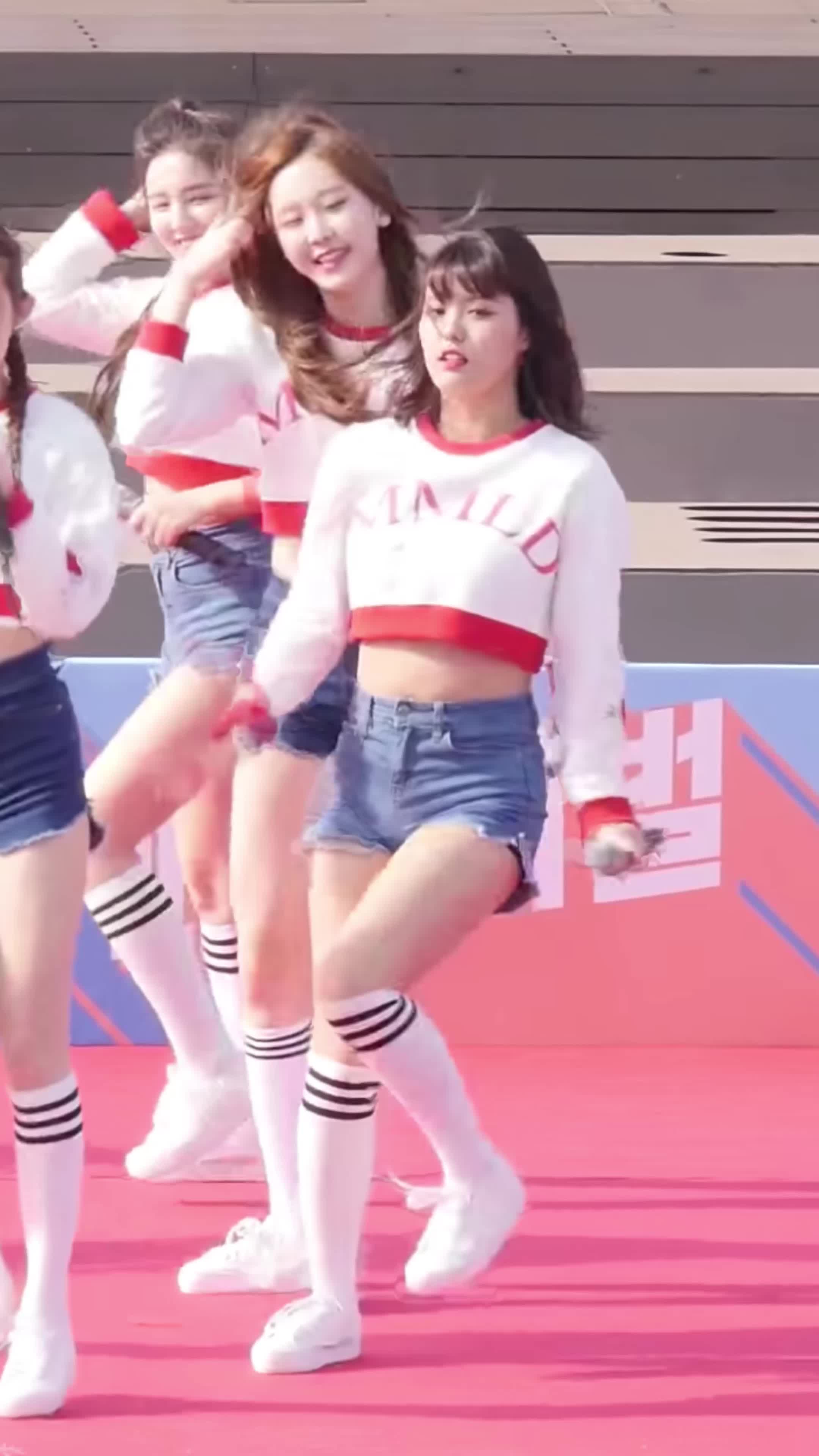 AHIN - MOMOLAND | Scrolller