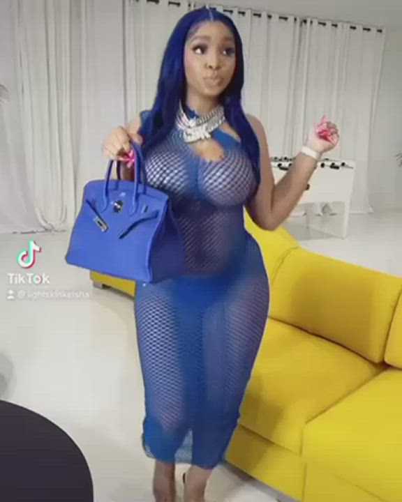 Mommy feeling herself in her new outfit | Scrolller