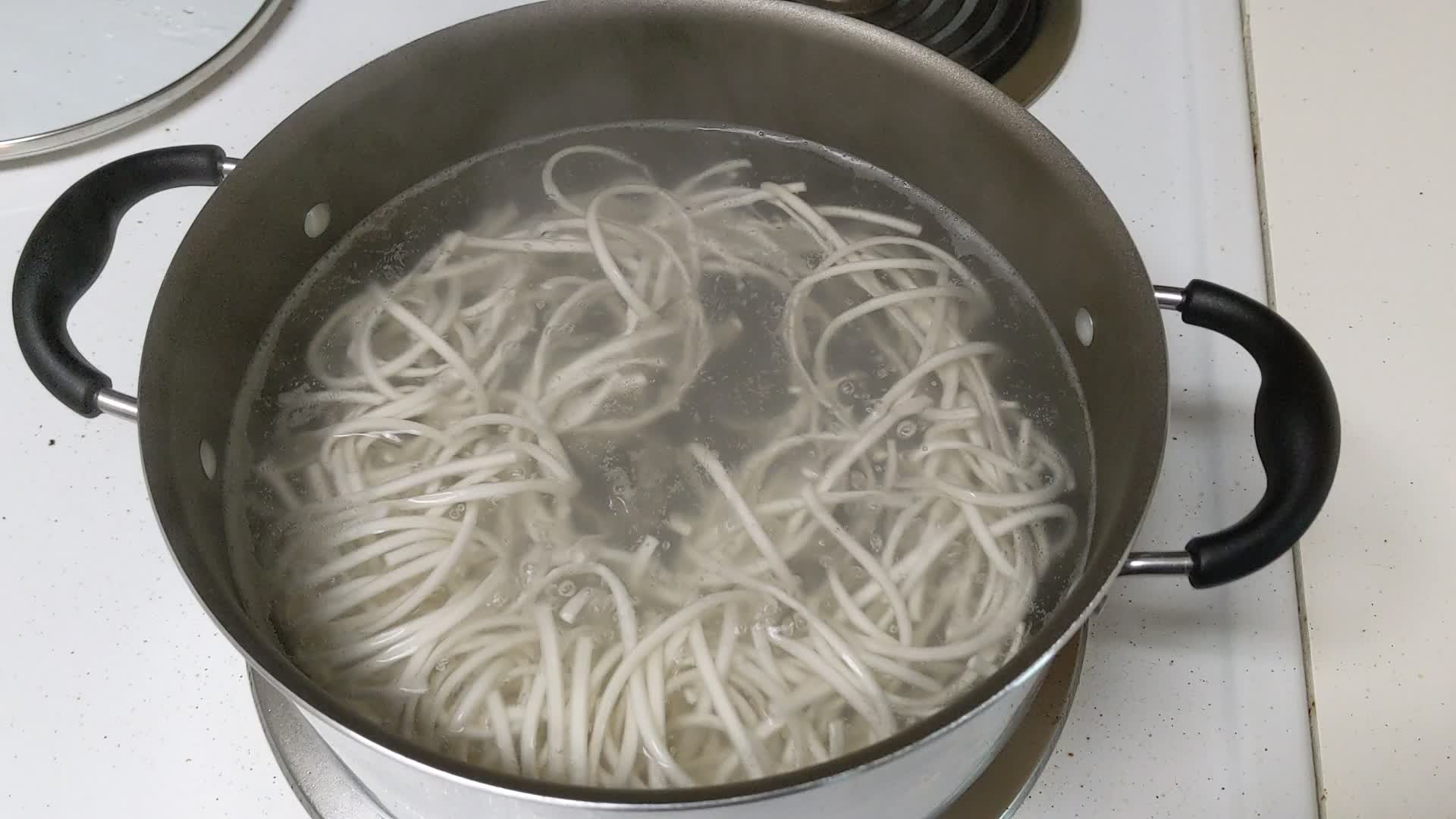 The way these noodles boiled in a ring | Scrolller