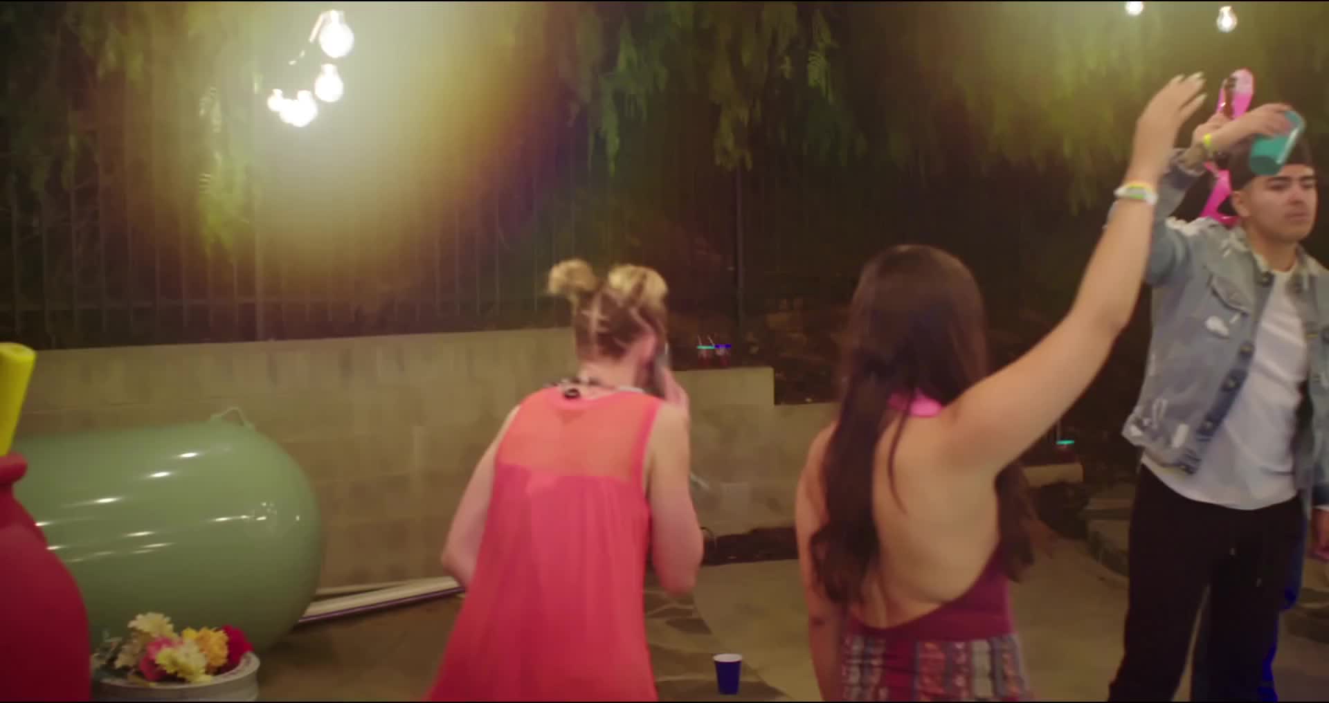 Audrey's Bikini Butt Wiggle - [1MIC] | Scrolller