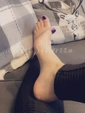 Feet up, ready to destroy your ego | Scrolller