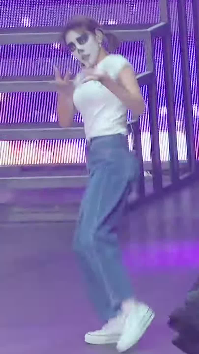 Jihyo - coco costume | Scrolller