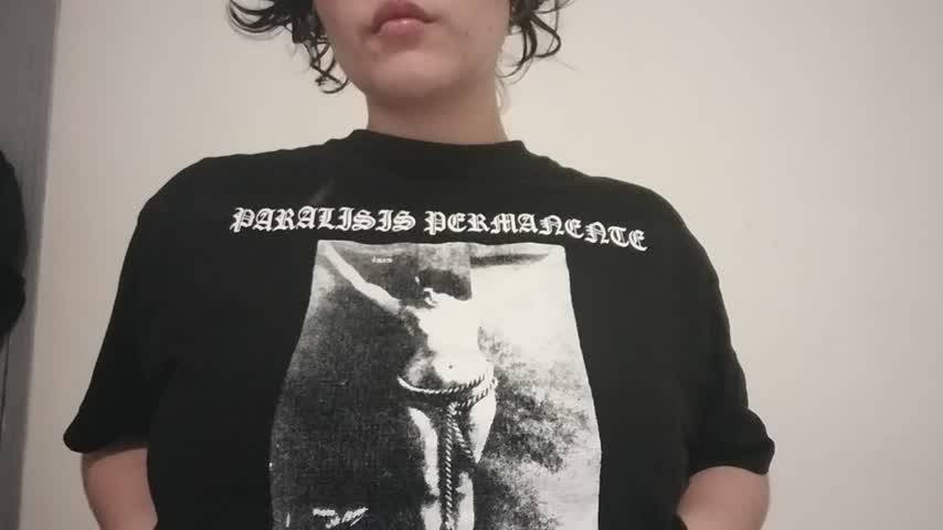 Put your face between them now. | Scrolller