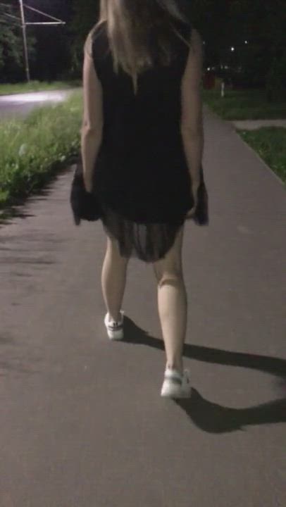 Peeing while walking | Scrolller