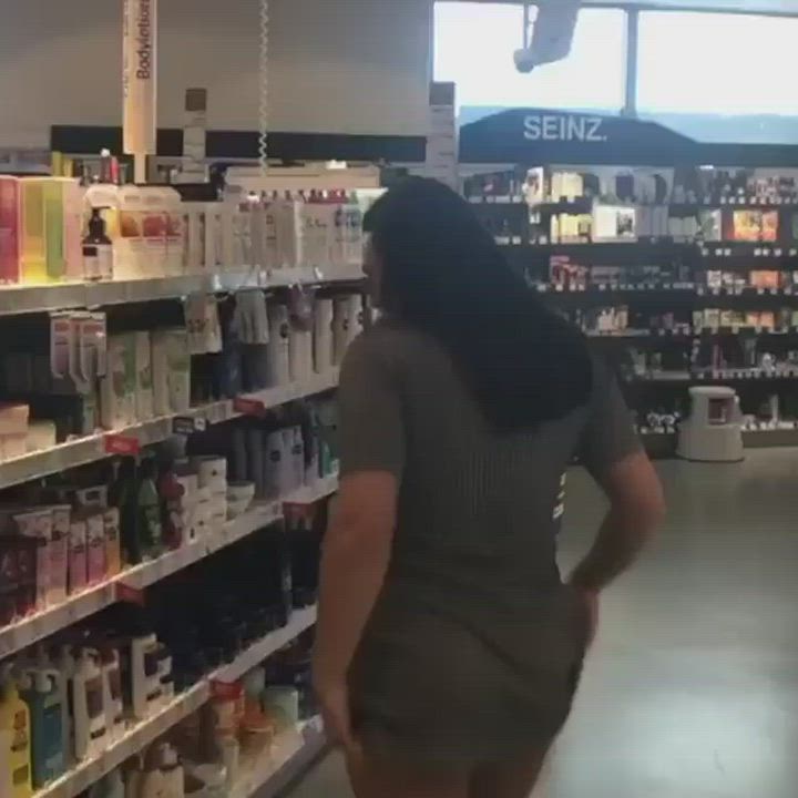 Shameless Booty Flashing At The Store Scrolller