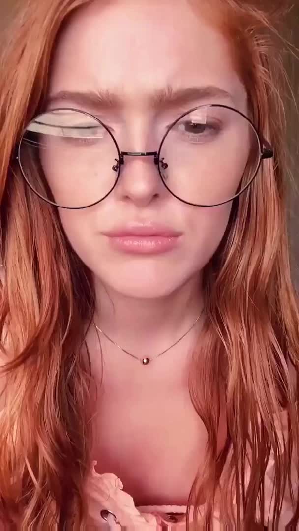 She knows shes a babe | Scrolller