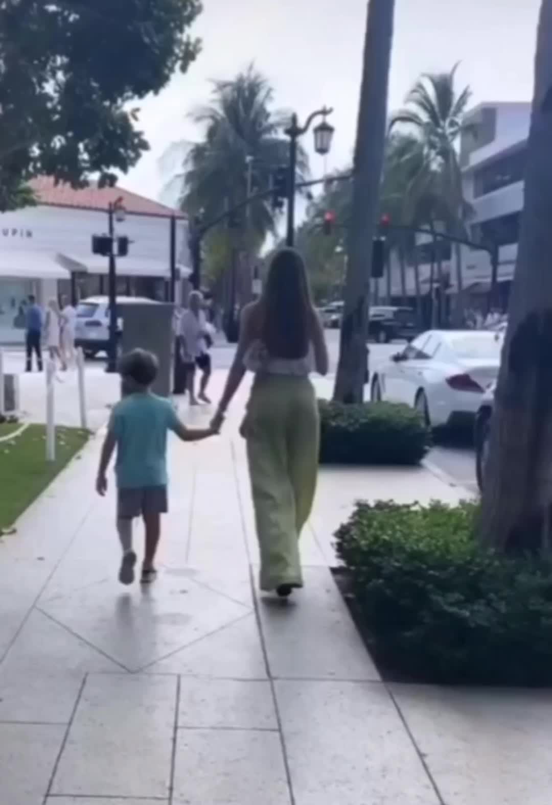 Sofia Vergara at the street | Scrolller