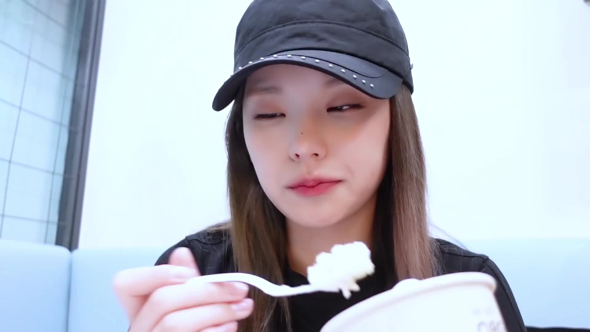 210723 Yeji | Scrolller