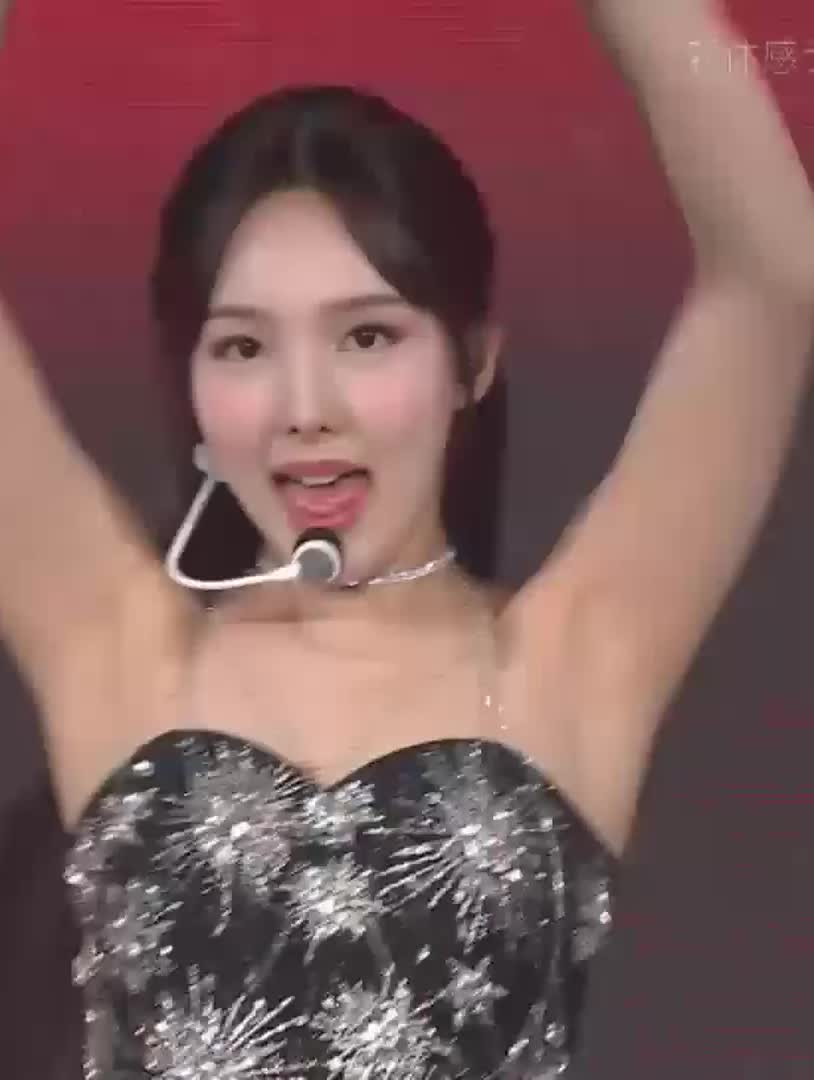Nayeon - Black Concept | Scrolller