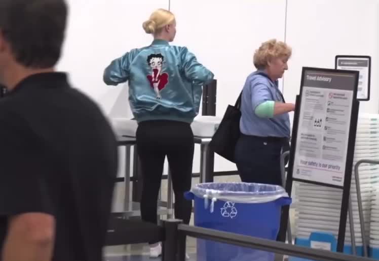 Dragging’ her Wagon through TSA 🍑 | Scrolller