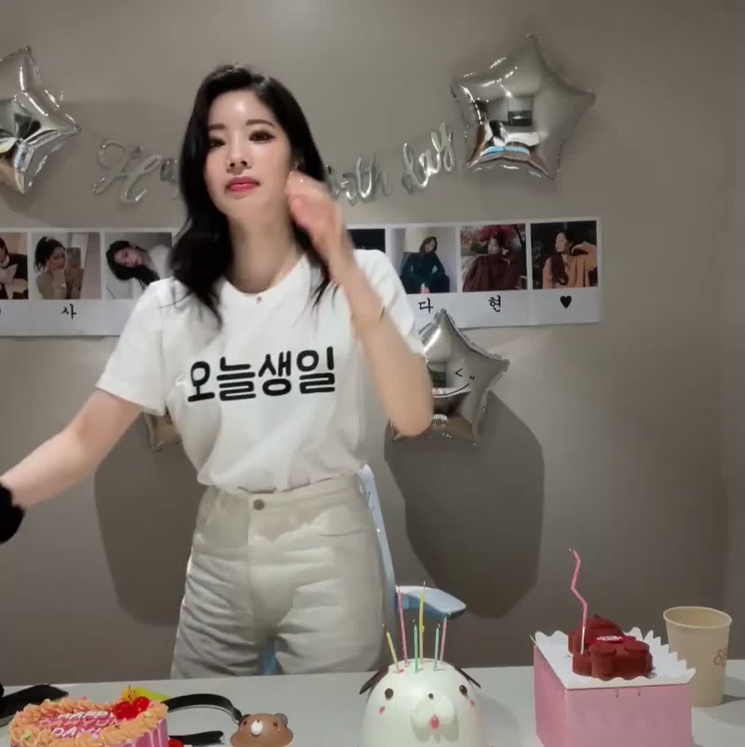 Dahyun shows the shirt Jeongyeon gifted her last year | Scrolller