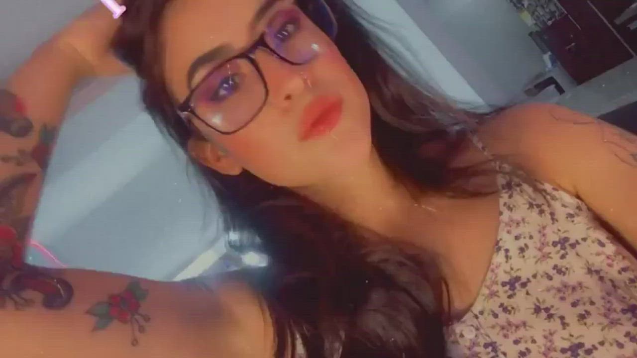 Just a little upskirt jiggle | Scrolller