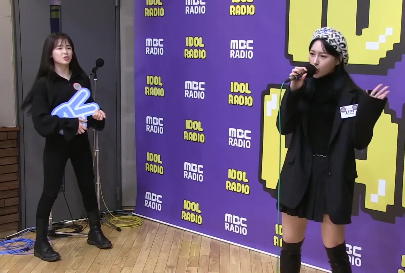 Seunghee's reaction to Siyeon's singing | Scrolller