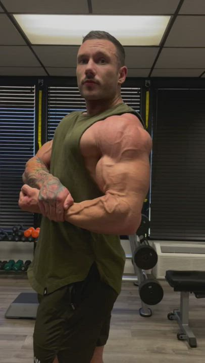 Muscle Bro Flex | Scrolller