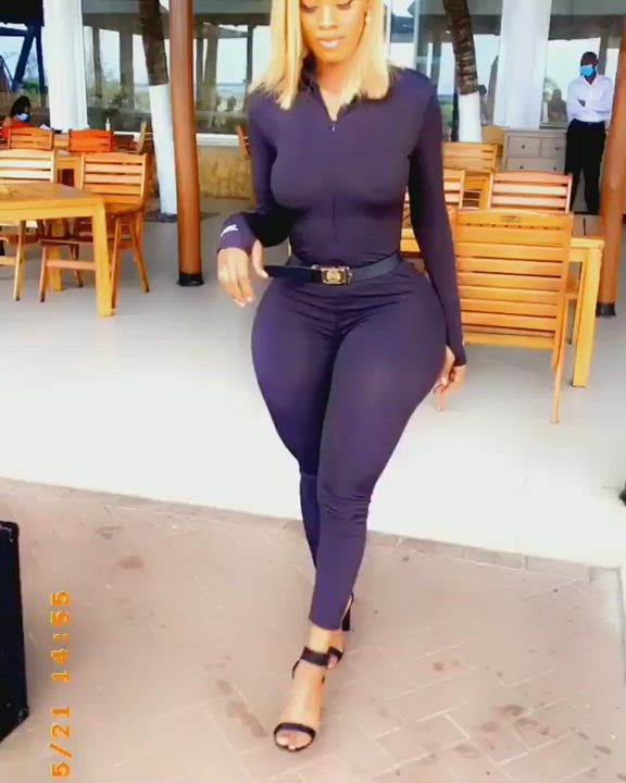 Super Thick Thighs & Wide Hips | Scrolller