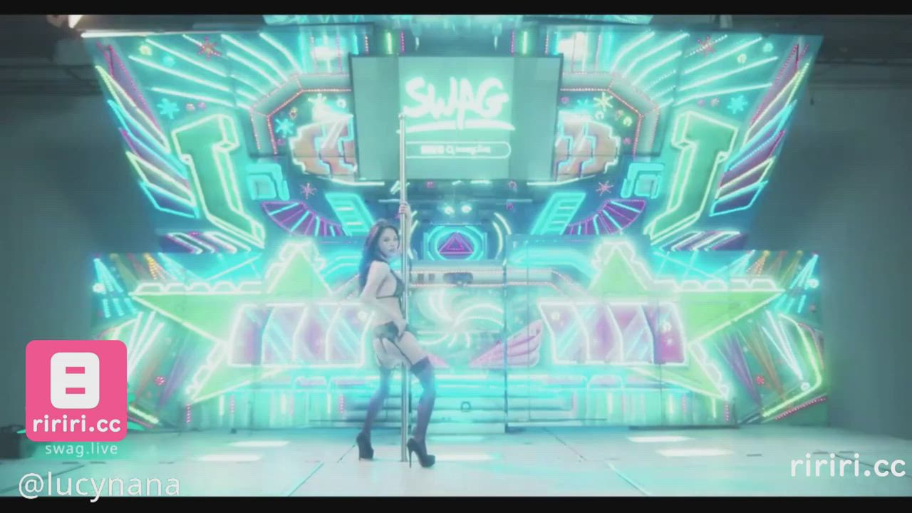 smoking hot stripper | Scrolller