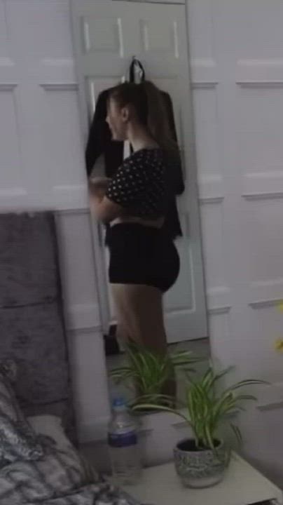 She knew what she was doing with that mirror placement 🍑 | Scrolller