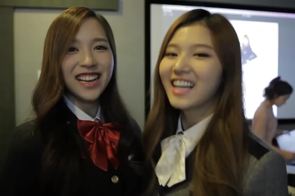 151122 - Mina and Sana being cute together | Scrolller