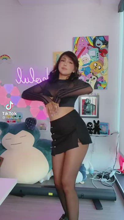 Neekolul looking cute and with a nice little butt wiggle | Scrolller