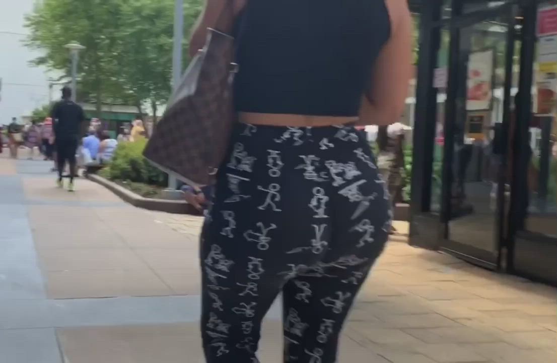 Jiggly Ass on the move | Scrolller