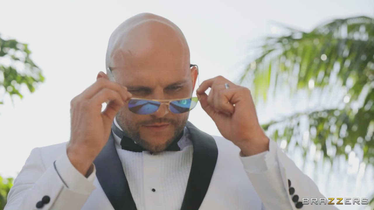 [Upcoming Scene] Taking A Walk On The Poolside 🦶 | Scrolller