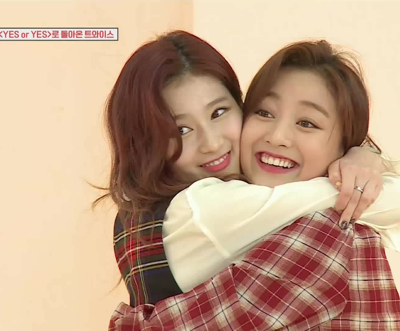 Sana & Jihyo - hugging | Scrolller