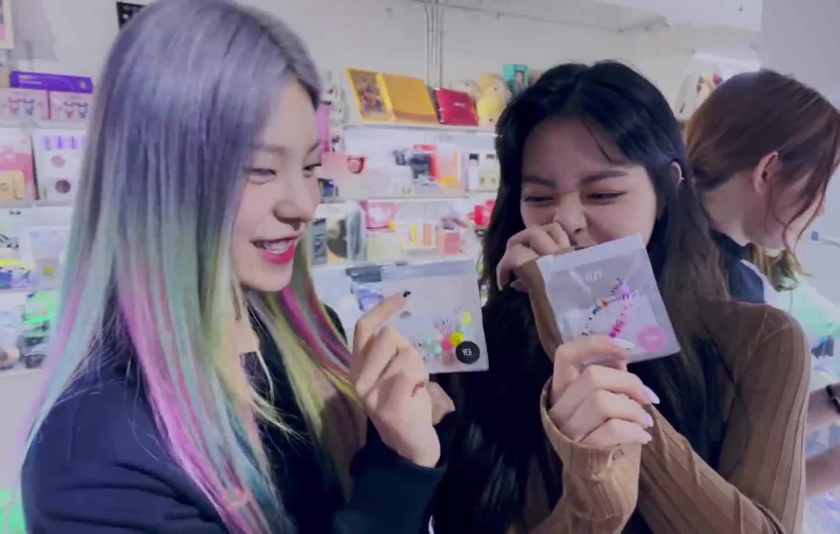 High Five? Fist Bump? 👉 | Scrolller