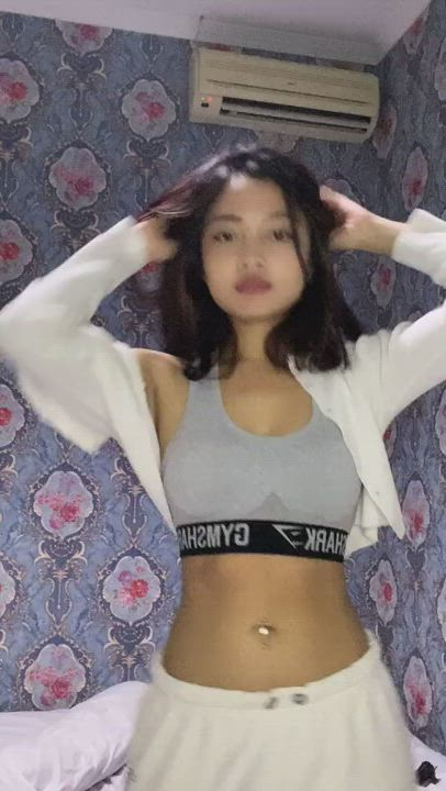 Lift that sports bra just a little bit would you, that would be so much better 😍 | Scrolller